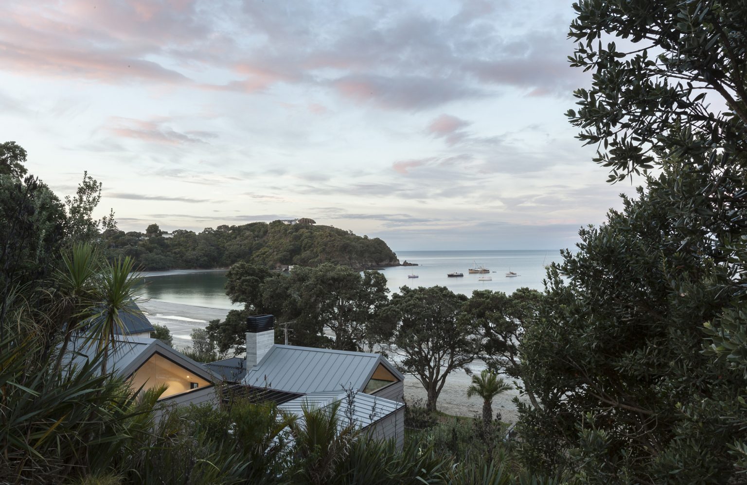 Beachfront House by Studio John Irving Architects - Project Gallery ...