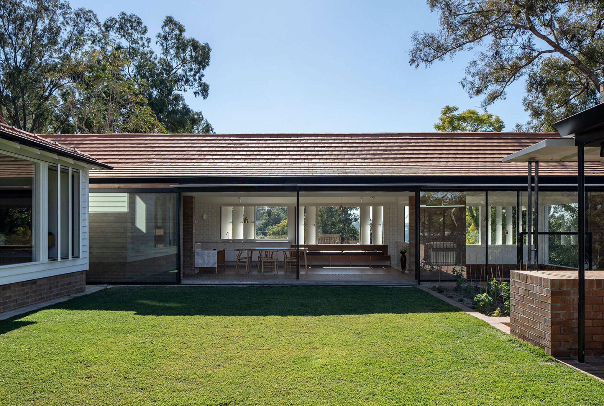 Brisbane Riverbank House by Owen Architecture - Project Feature - The ...