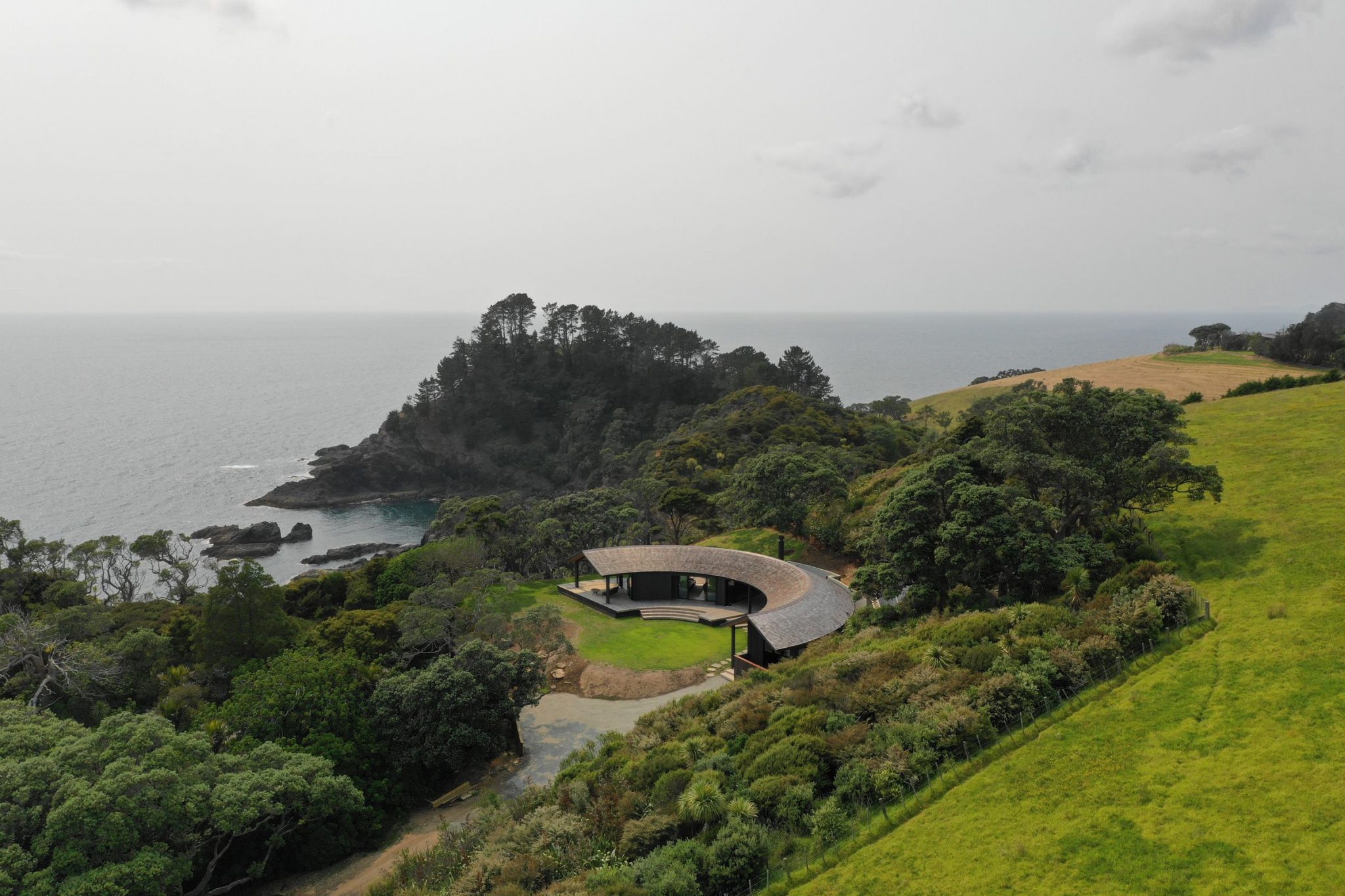 Bowden House by Belinda George Architects and Mandeno Design Ltd ...