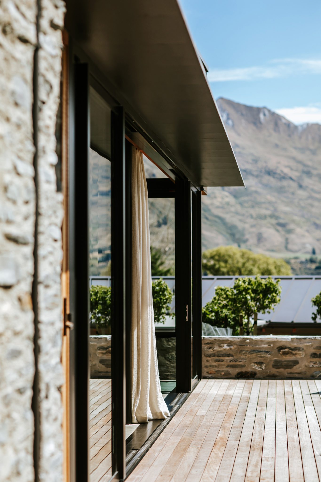 Three Peaks House by Michael Cumming Architect - Project Feature - The ...