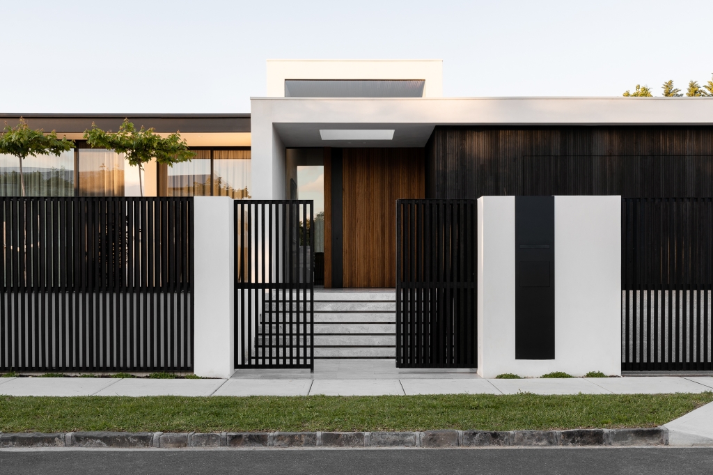 Gallery House by Architecture Works and Selzer Design - Project Feature ...