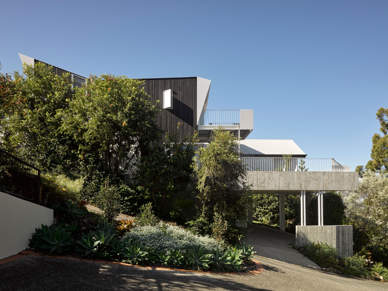 Gallery House by Architecture Works and Selzer Design - Project Feature ...
