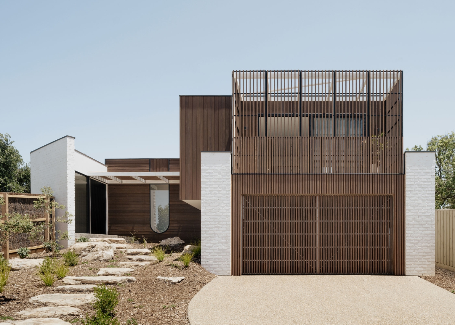 Thirteenth Beach House by Matt Goodman Architecture Office - Project ...