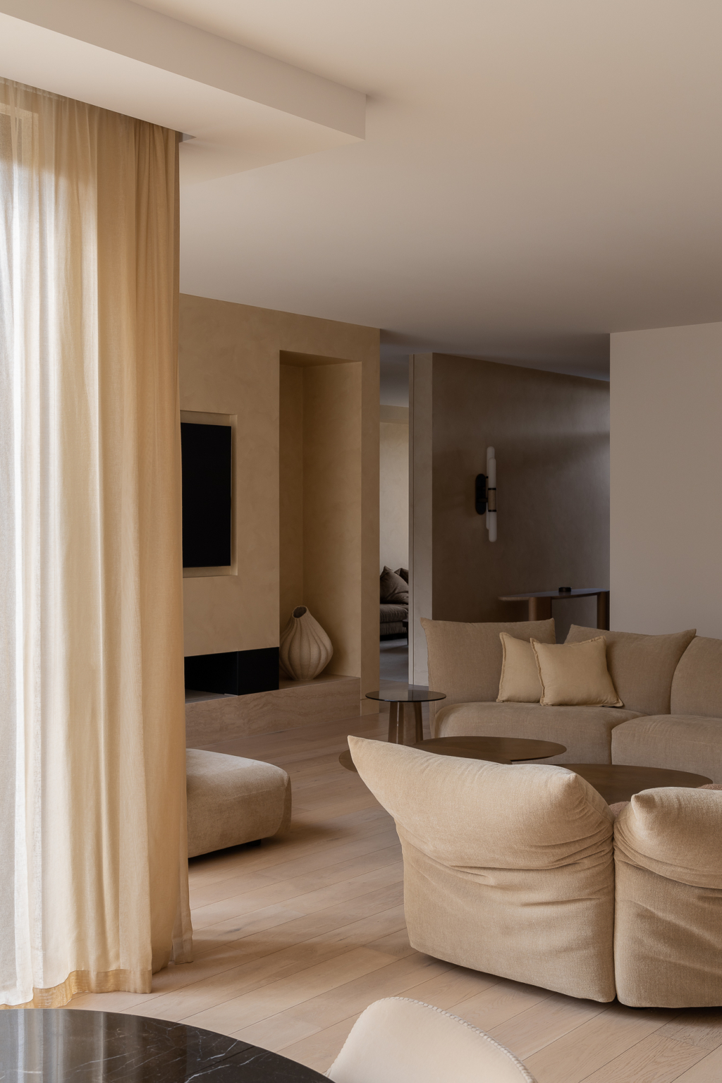 The Linear Standard Showroom by CJH Studio - Issue 13 Feature - The ...