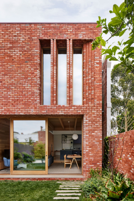 Gallery of Batten & Board House by Rob Kennon Architects / TLP