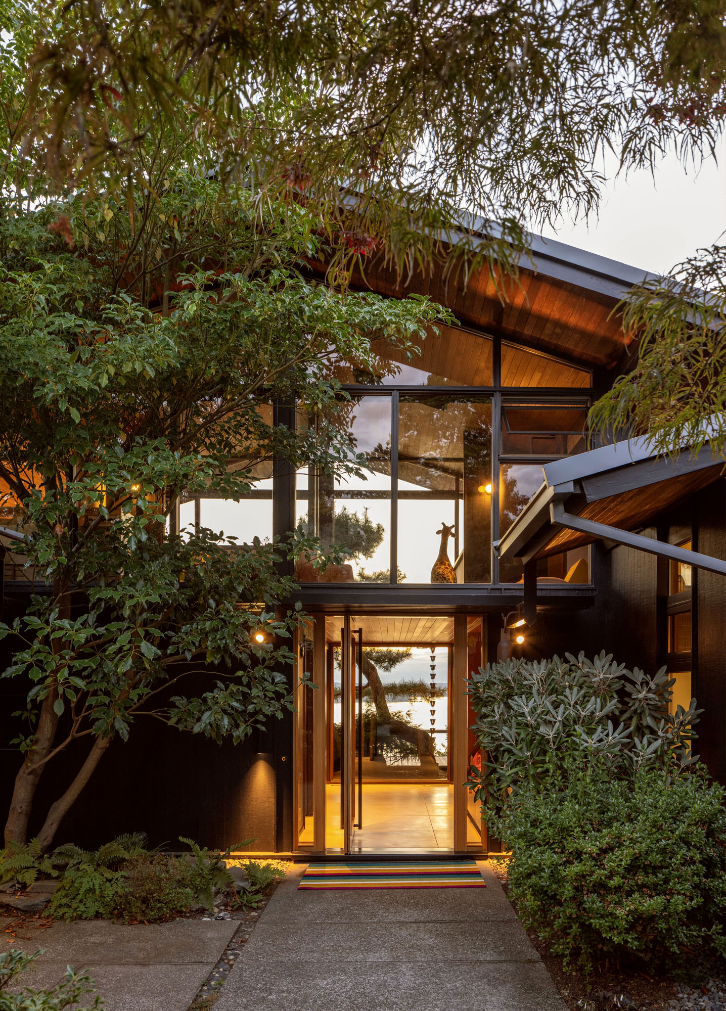 The Club House Sorrento by Wolveridge Architcts - Local Design & Interior